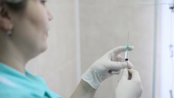 Video Stock Enfermera que sostiene una jeringa para preparar la ...