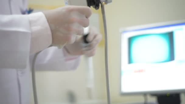 Proctologist doctor holding anoscope (proctoscope) Ligador hemorroidal ...