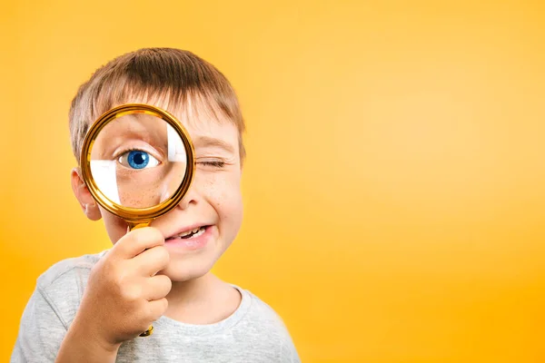 Child with magnifying glass Stock Photos, Royalty Free Child with ...