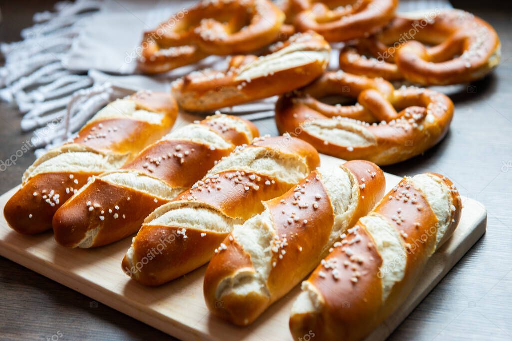 Foto de primer plano de pan de rollo de lejía y pretzel bavariano en ...