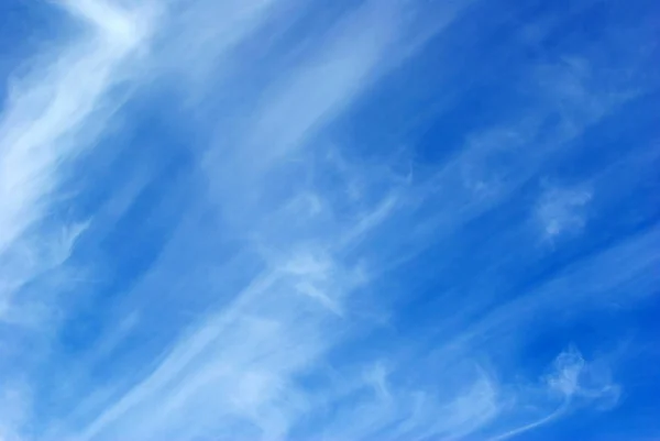 Fondo cielo azul fotos de stock, imágenes de Fondo cielo azul sin ...