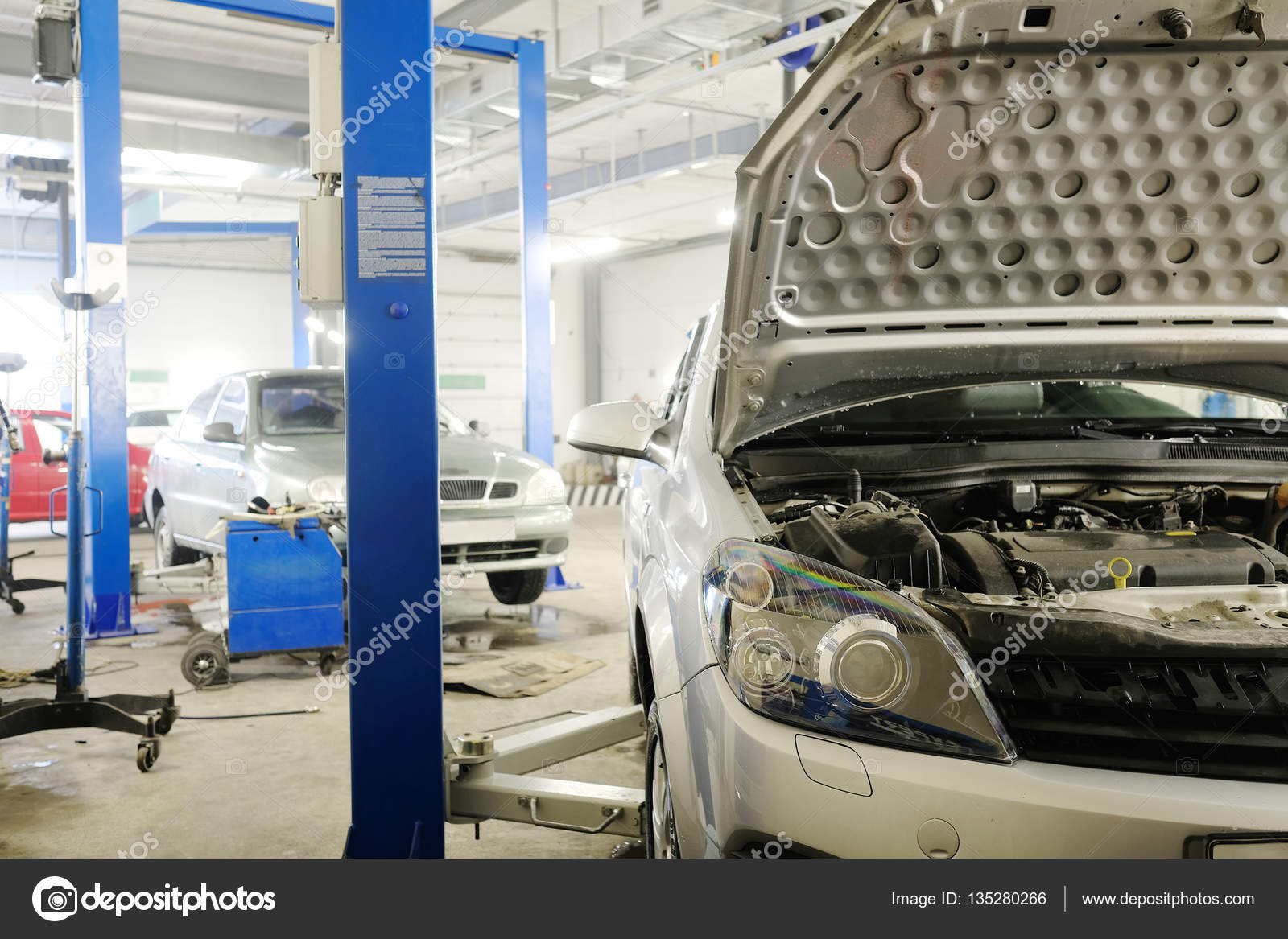 Car repair station Stock Photo by ©uatp12 135280266
