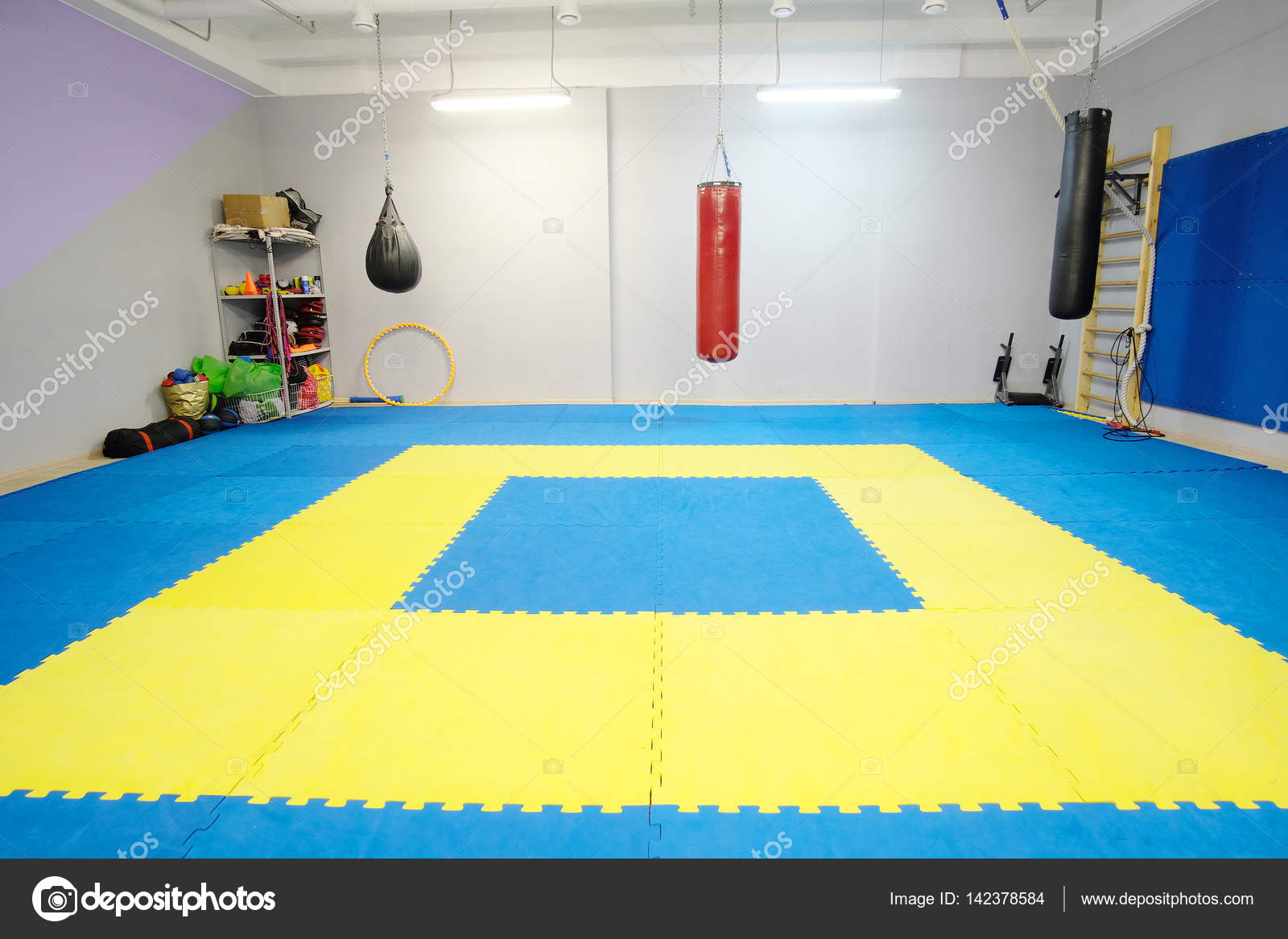 Interior de una sala de boxeo — Foto de stock #142378584 © uatp12