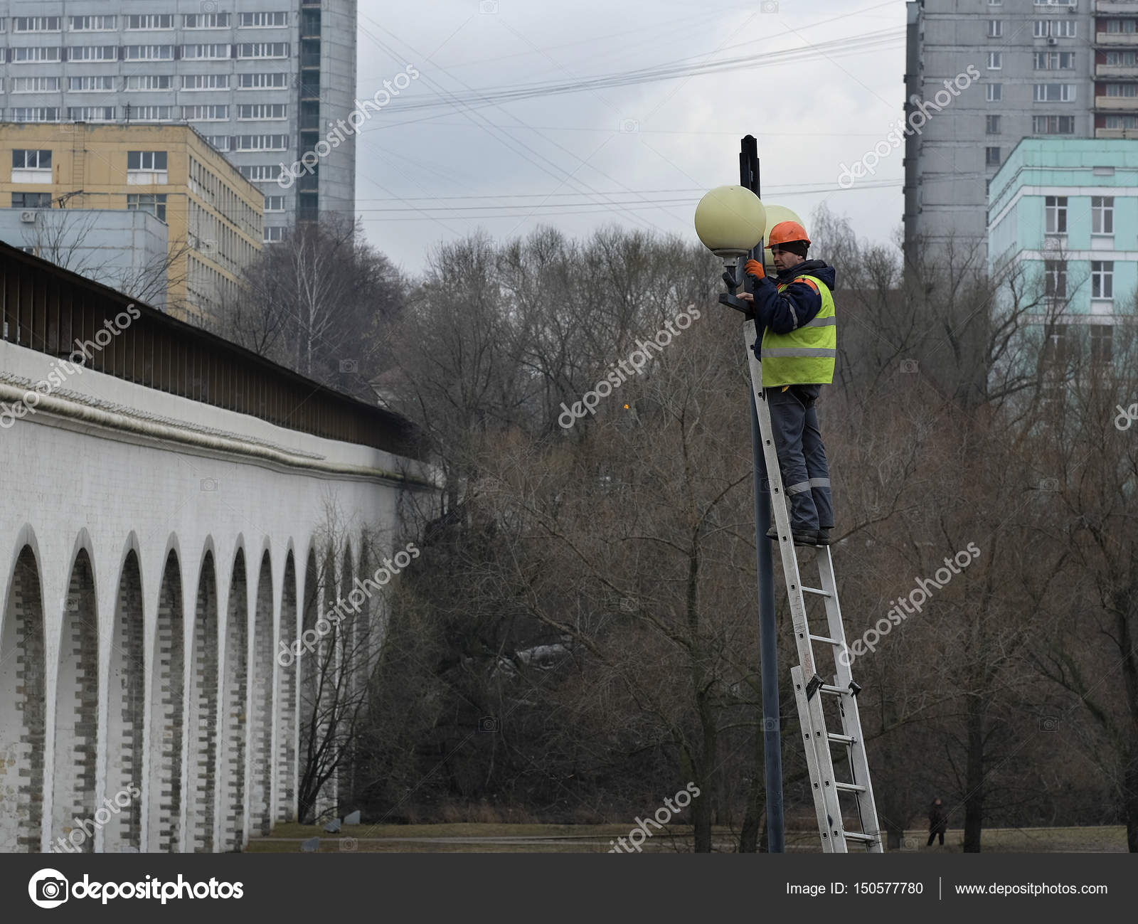 Worker works on a ladder in Moscow – Stock Editorial Photo © uatp12 ...