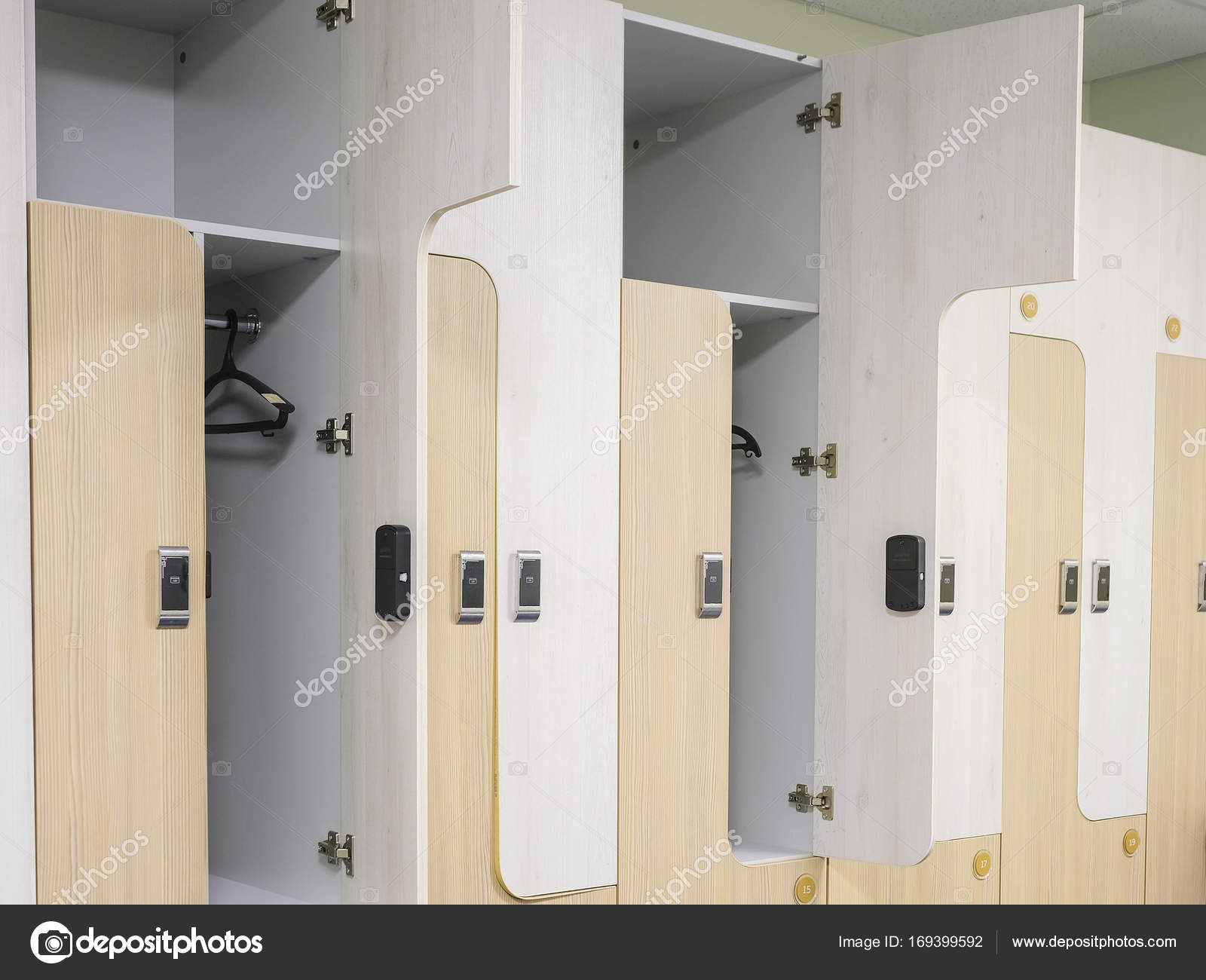 Interior de un guardarropa — Foto de stock #169399592 © uatp12