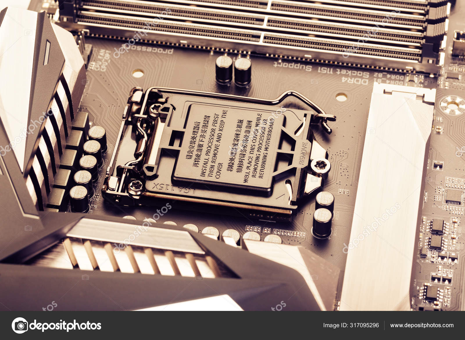 Zona VRM, módulo regulador de voltaje, toma de la CPU con tapa ...