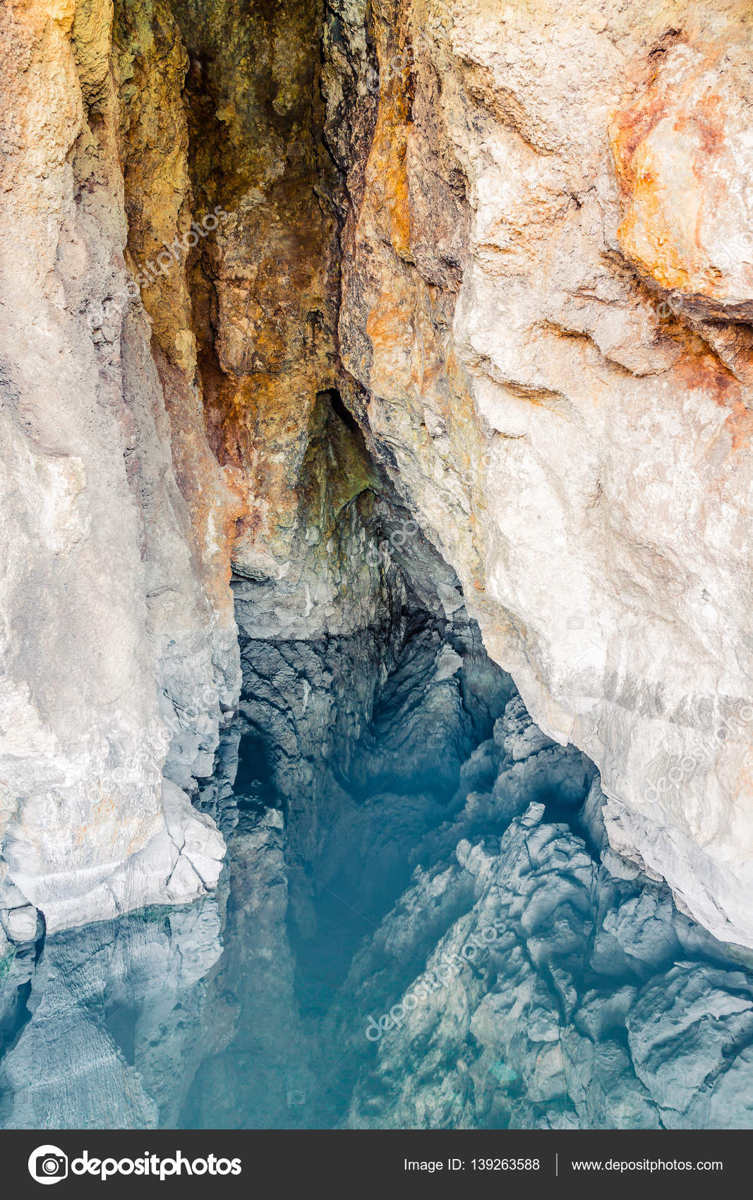 Cueva de roca cerca del lago Kaiafas — Foto de stock #139263588 ...