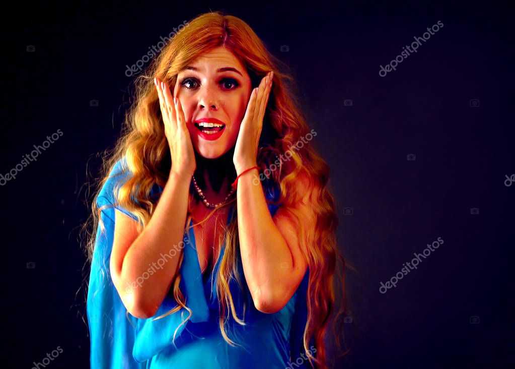 Mujer conmocionada gritando con alegría. Sorprendido emocionado feliz ...