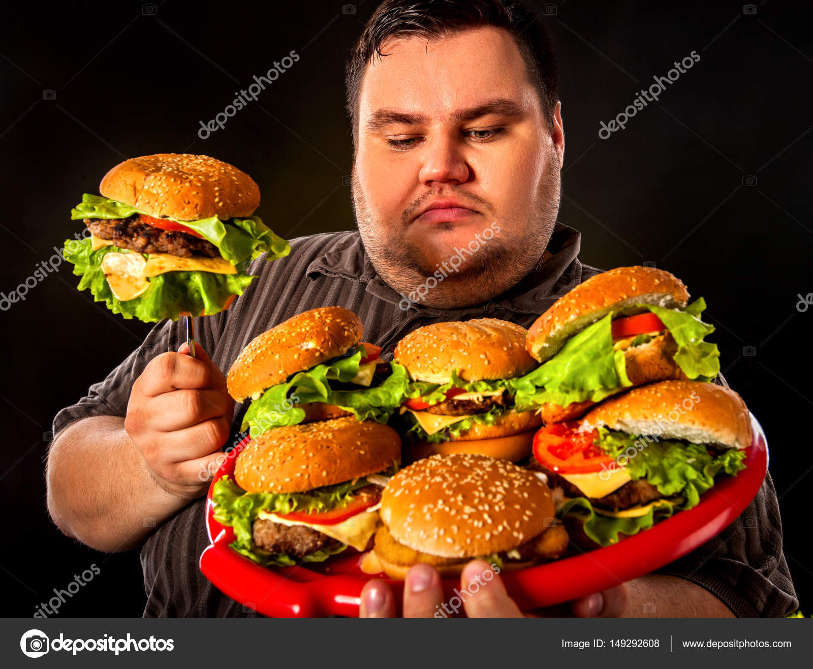 Feit mann som spiser hurtigmat hamberger. Frokost for overvektig person ...