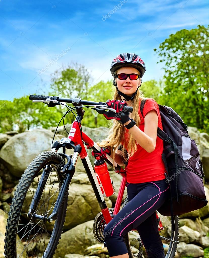 Mujer viajando bicicleta parque de verano. Temprano en la mañana con ...