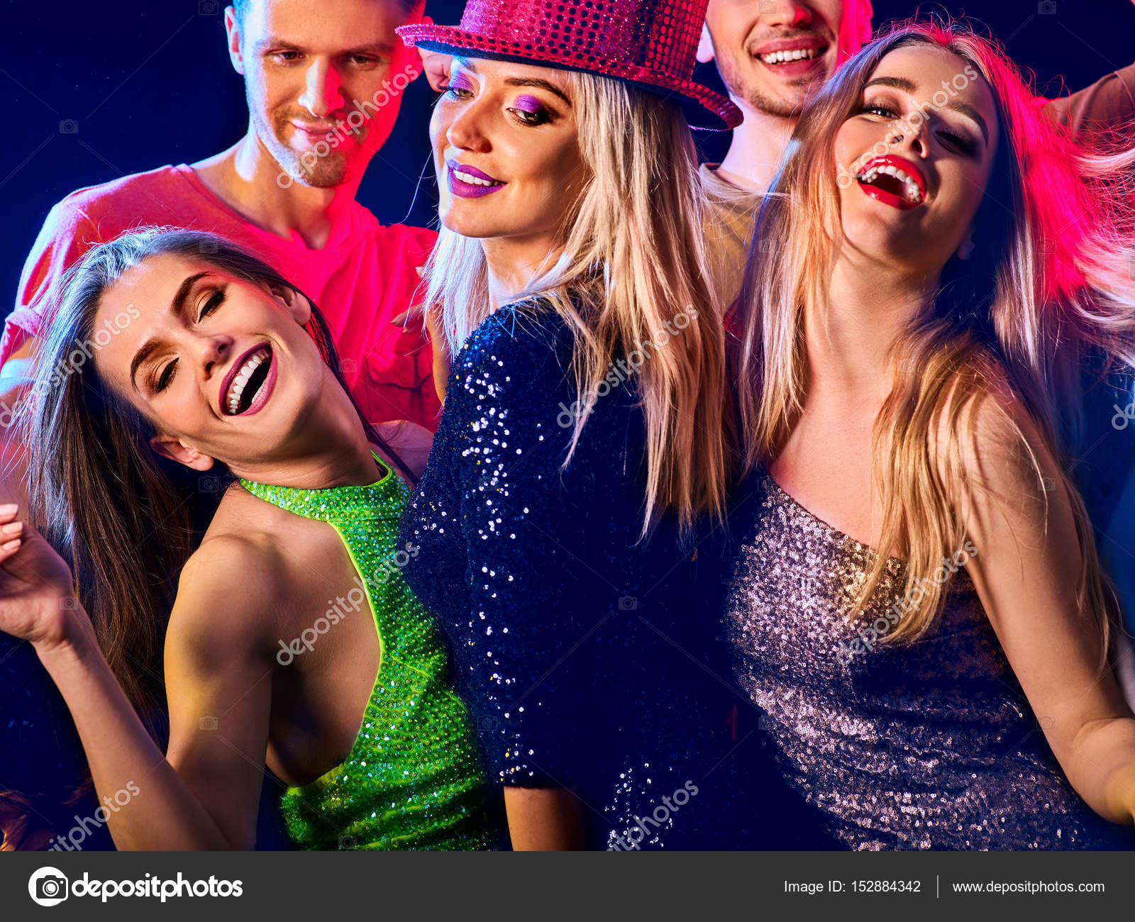 Fiesta de baile con grupo de personas bailando y disco ball ...