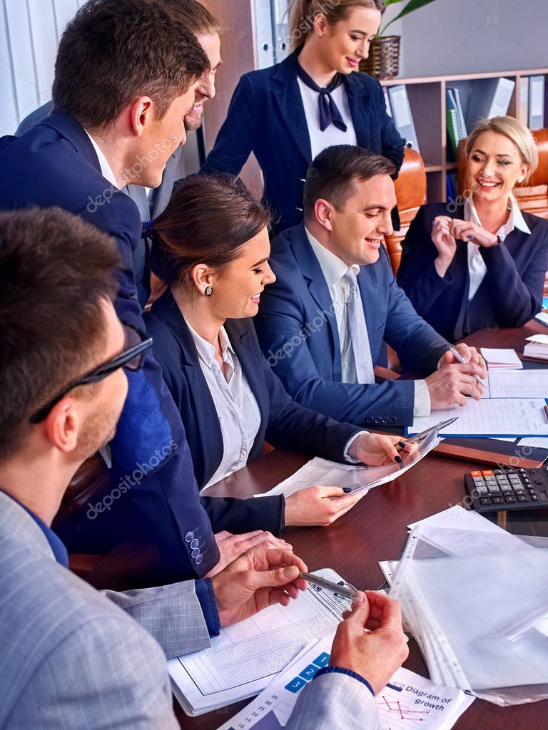 Gente de negocios vida de oficina de la gente del equipo son felices ...