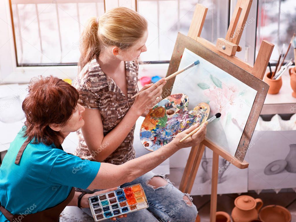 Artista pintando caballete en el estudio. Abuela y niños auténticos. 2024