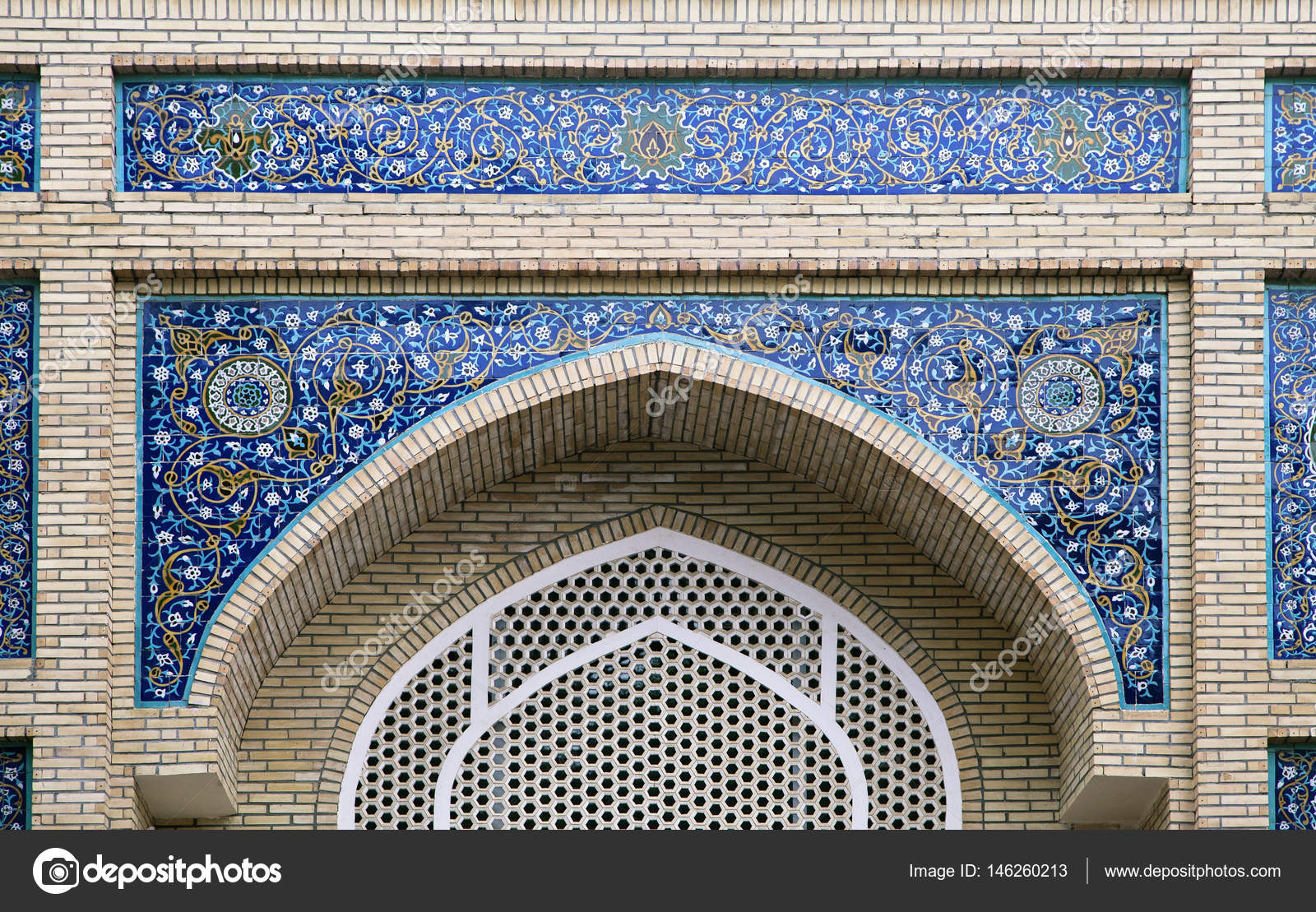 Gate of a mosque in Samarkand — Stock Photo © Goodday #146260213
