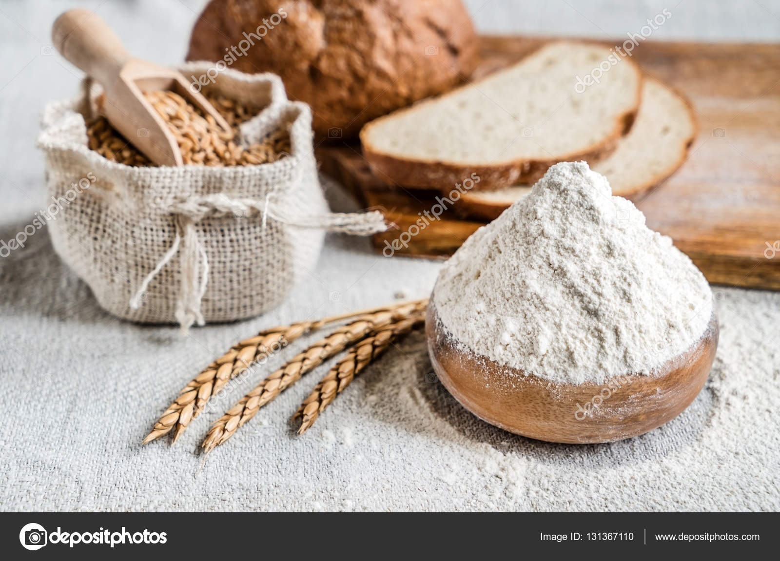 Trigo, pan y harina — Foto de stock © Shebeko #131367110