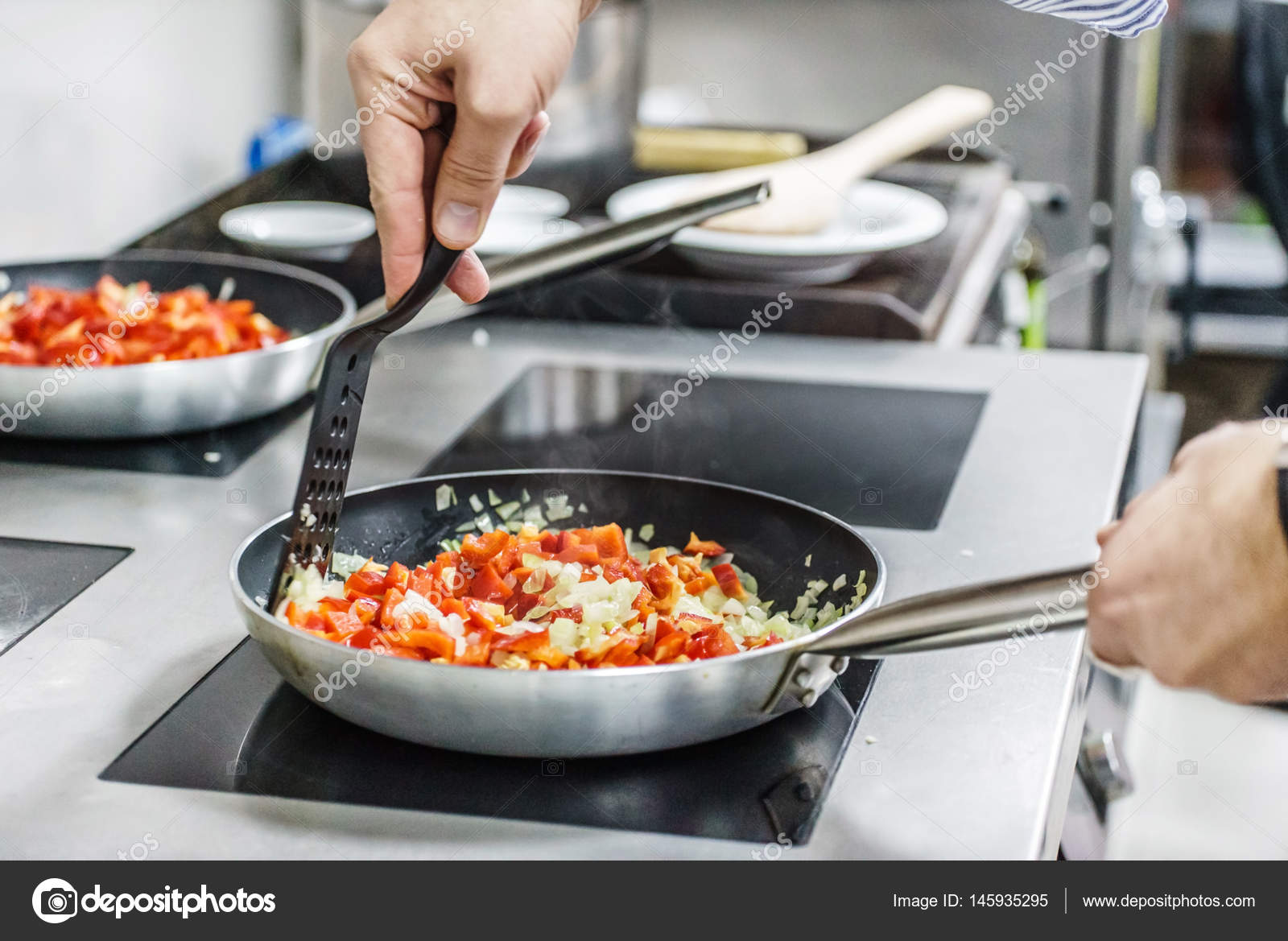 Kock på jobbet laga mat — Stockfotografi © Shebeko #145935295