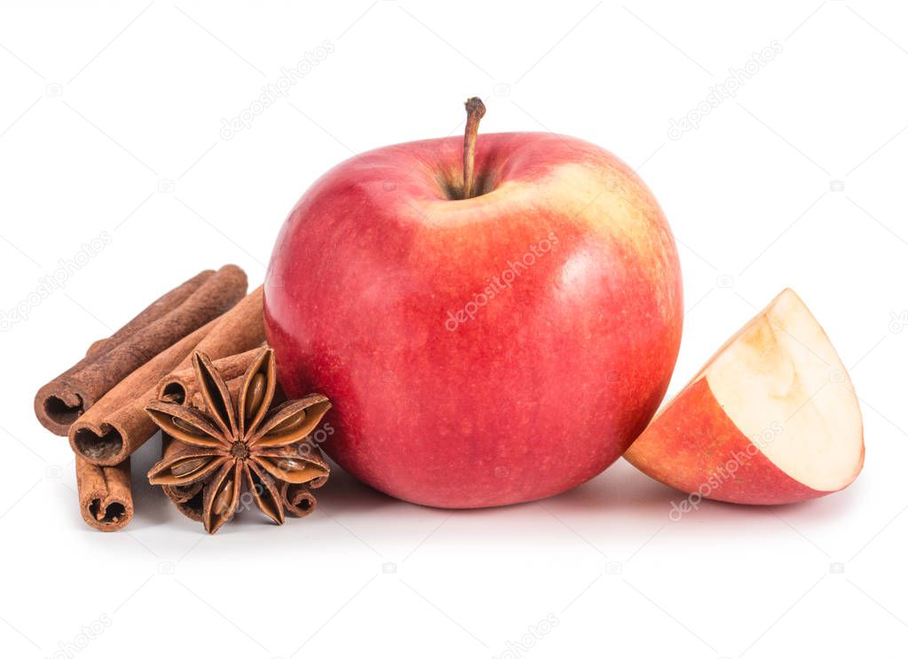 Manzana, anís y canela aislados sobre fondo blanco 2023
