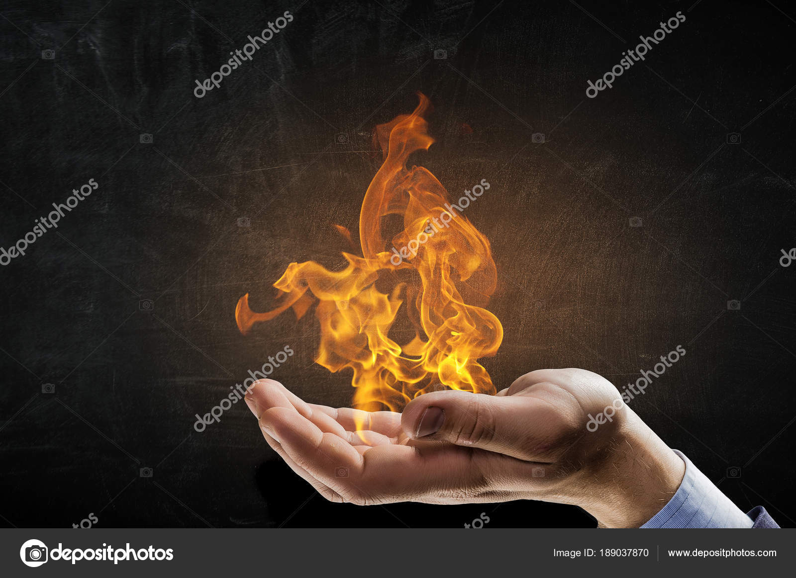 Fuego ardiendo en sus manos — Foto de stock #189037870 © SergeyNivens