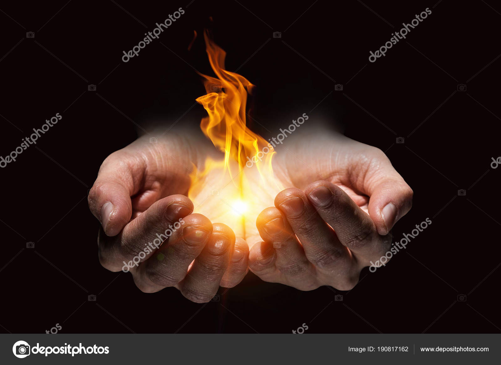 Fuego ardiendo en sus manos — Foto de stock © SergeyNivens #190817162