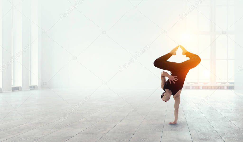 Bailarín haciendo una parada de una mano. Medios mixtos 2023