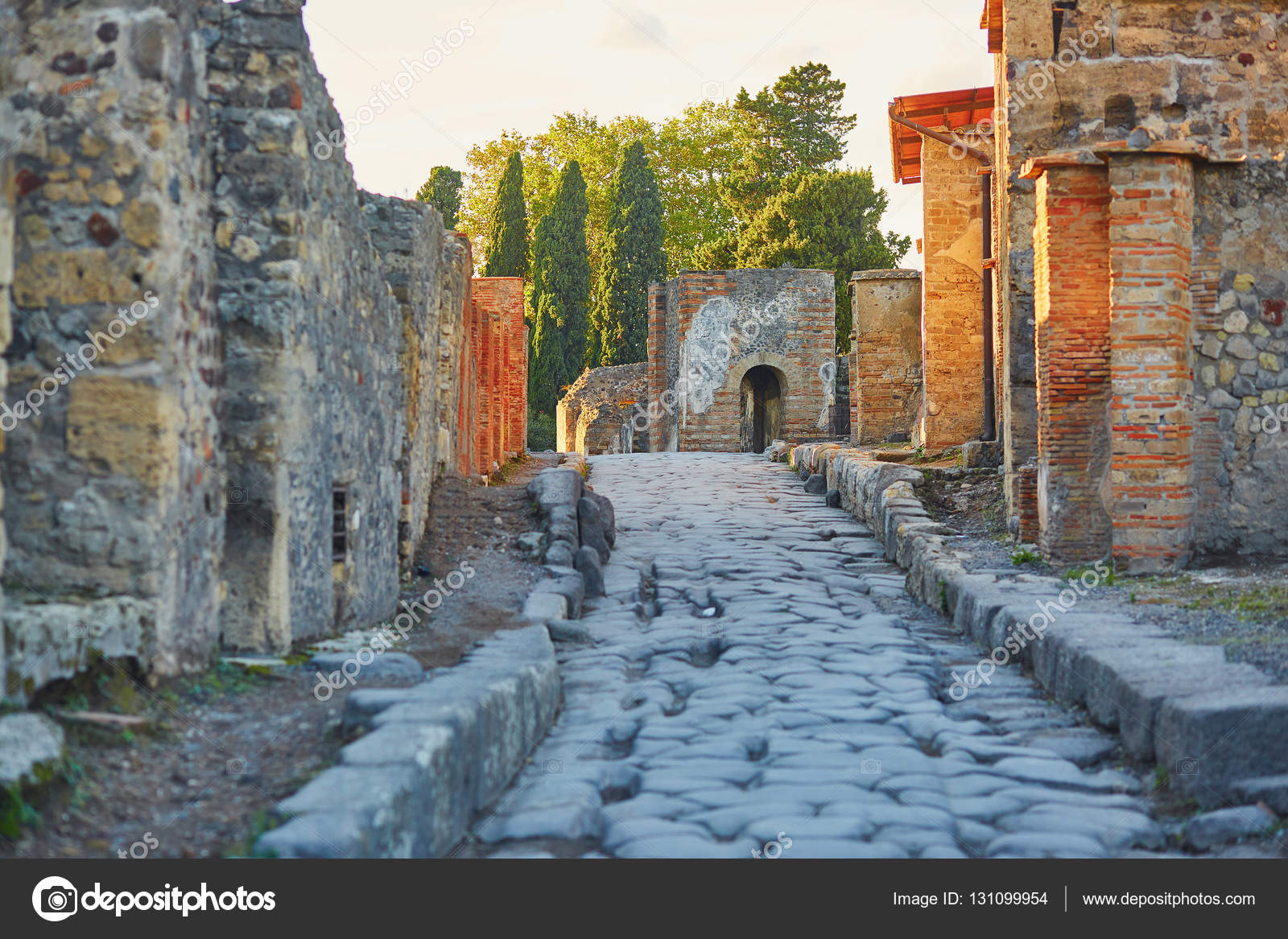 Antiguas ruinas en Pompeya, Italia — Foto de stock #131099954 © encrier