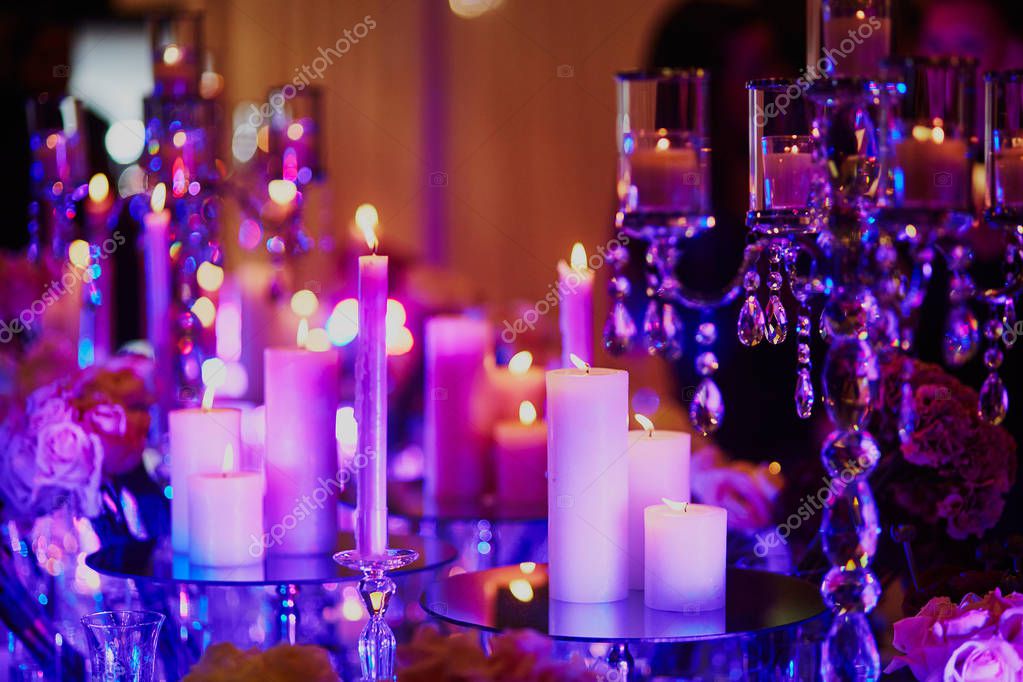 Conjunto de mesa con velas para un evento festivo, fiesta o recepción ...