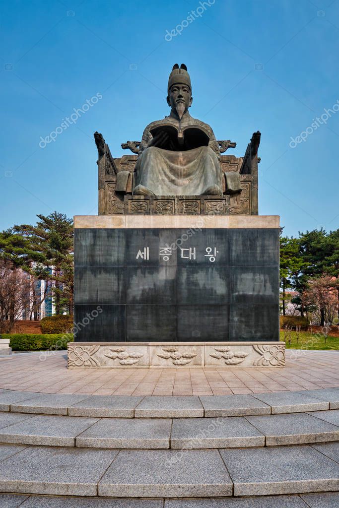 Rey Sejong la Gran estatua en el parque de Yeouido, Seúl, Sur — Foto ...