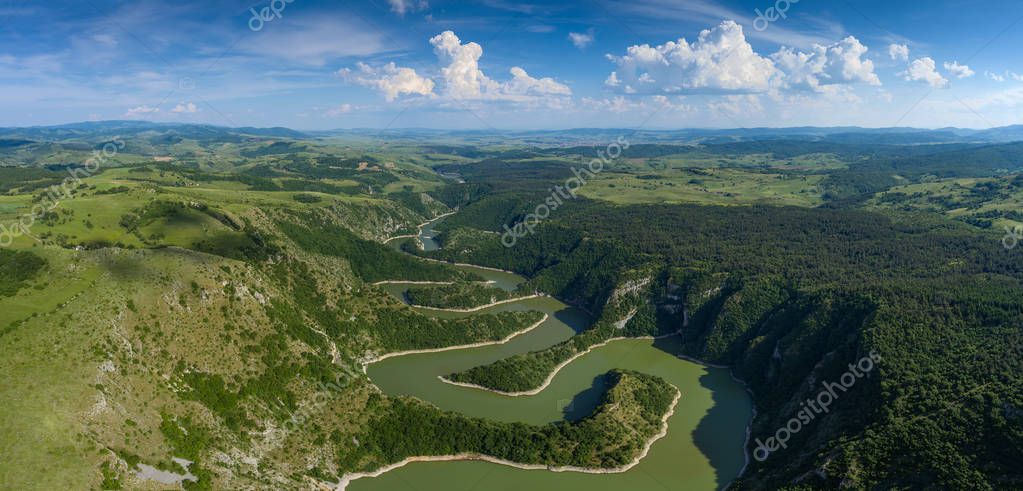 meandros en el río rocoso río Uvac en Serbia 2022