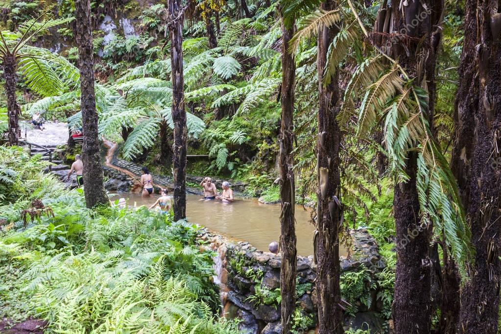 La gente disfruta del baño en piscinas termales naturales, Azores ...