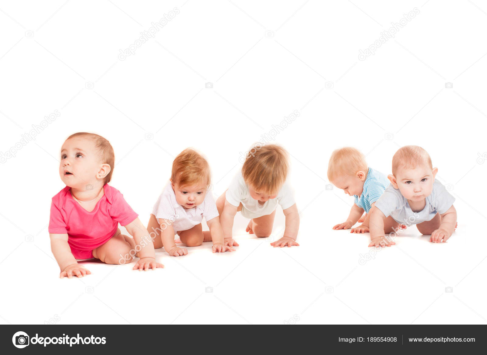 Grupo de ocho bebés, gateando, sobre blanco — Foto de stock #189554908 ...