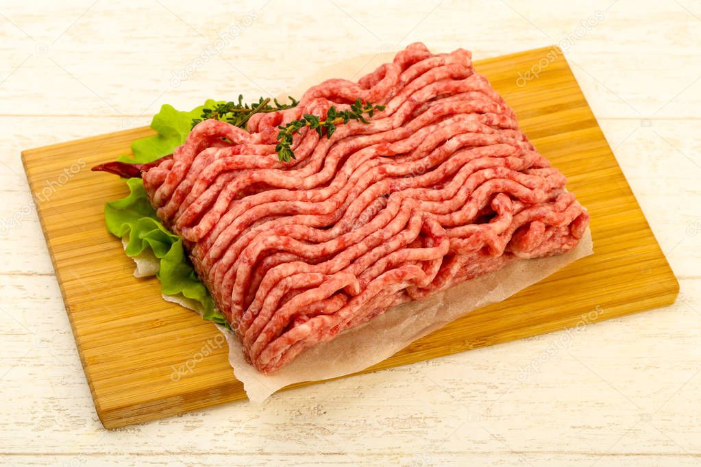 Carne de res picada cruda con tomillo y pimiento picante 2022