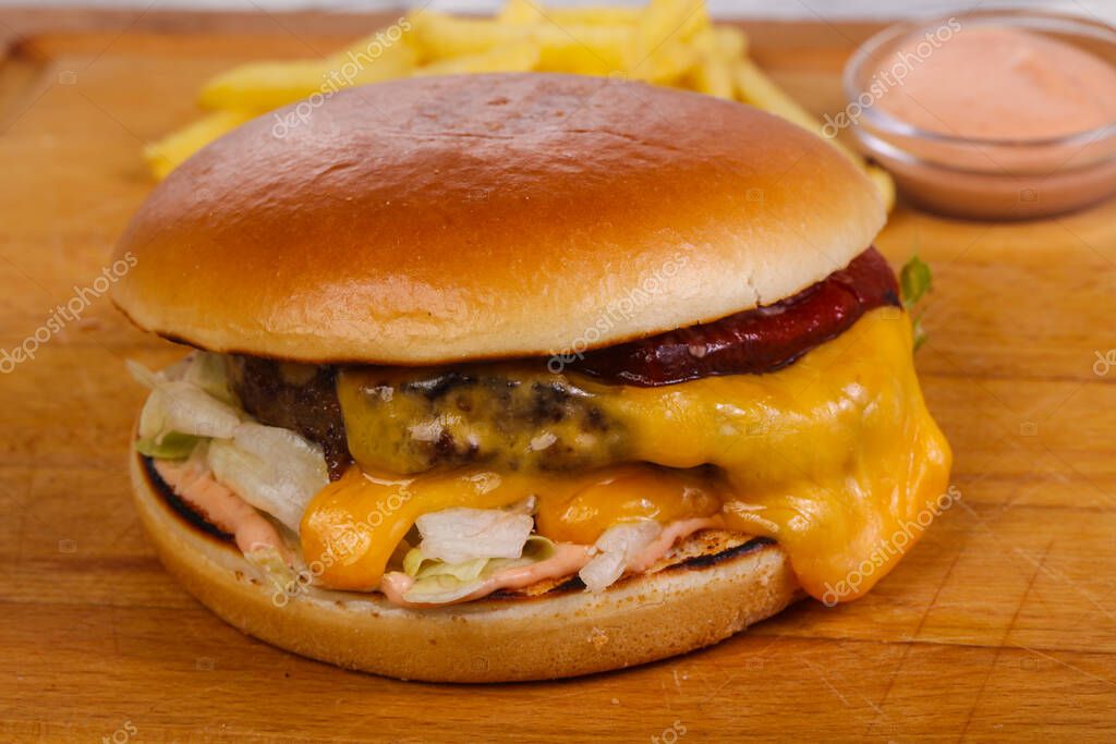 Hamburguesa con carne de res, queso, tomate, pepinos en escabeche y ...