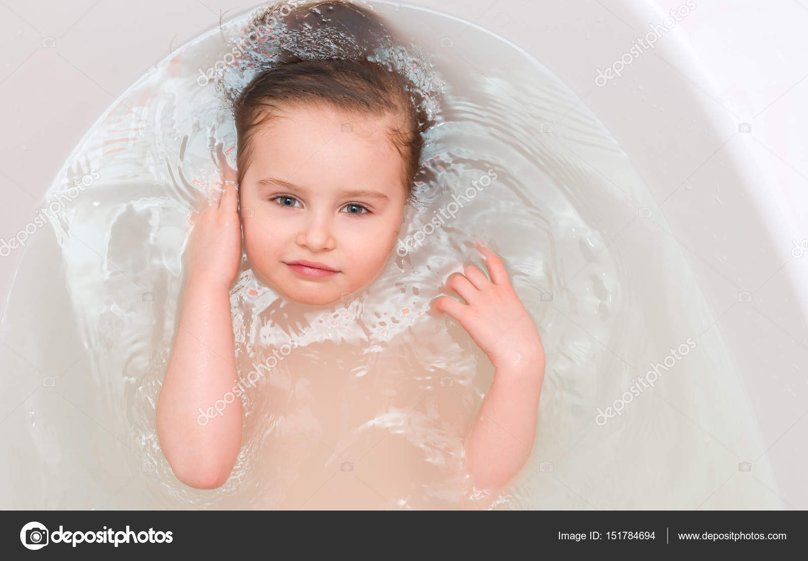 Criança adorável com longos cabelos escuros banho, topview — Fotografia ...