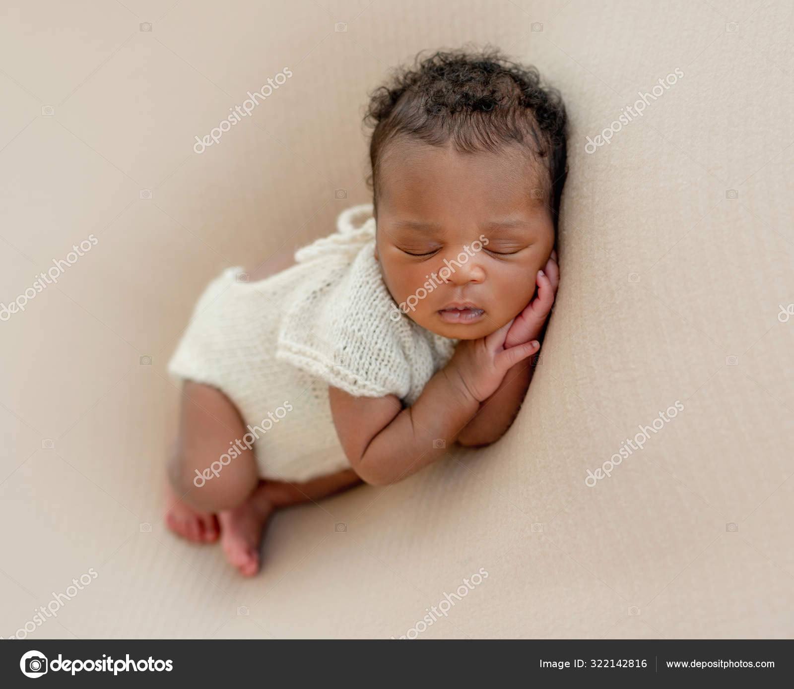 Inocente africano recién nacido dormido: fotografía de stock © tan4ikk ...