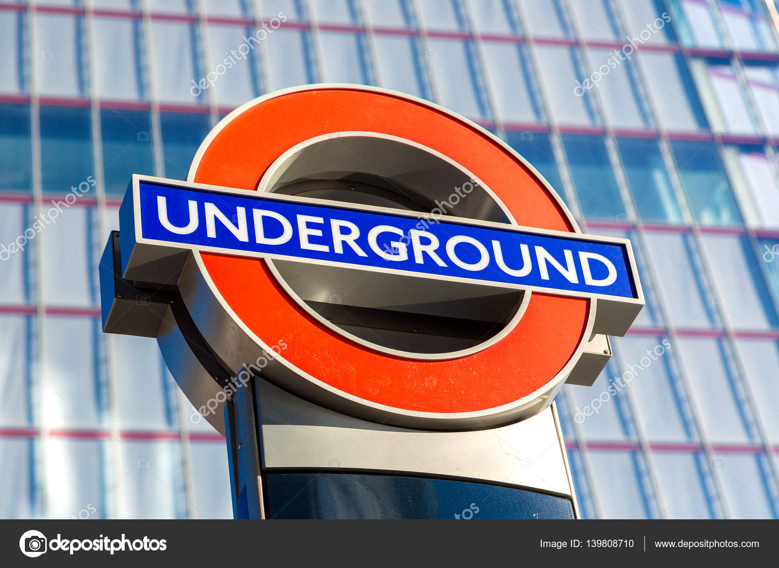 Famous London underground sign — Stock Editorial Photo © bloodua #139808710