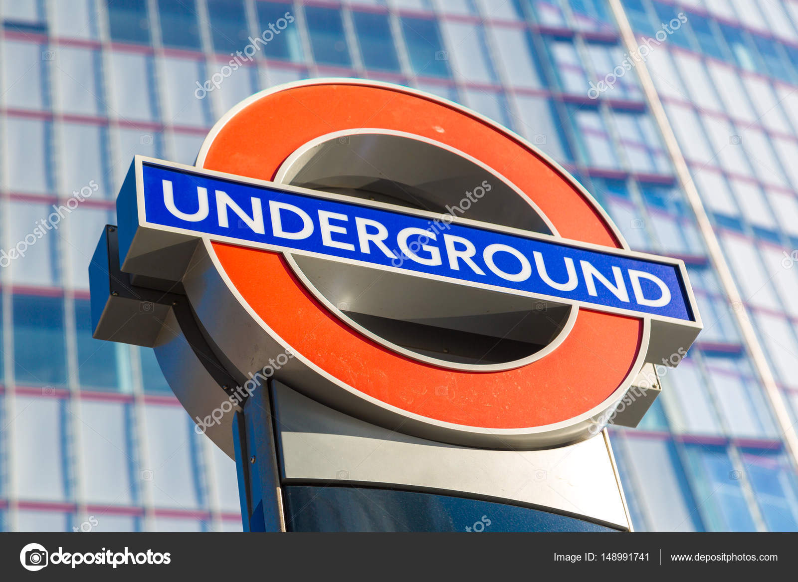 Famous London underground sign – Stock Editorial Photo © bloodua #148991741