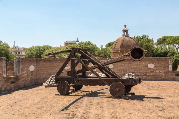 La catapulta fotos de stock, imágenes de La catapulta sin royalties ...