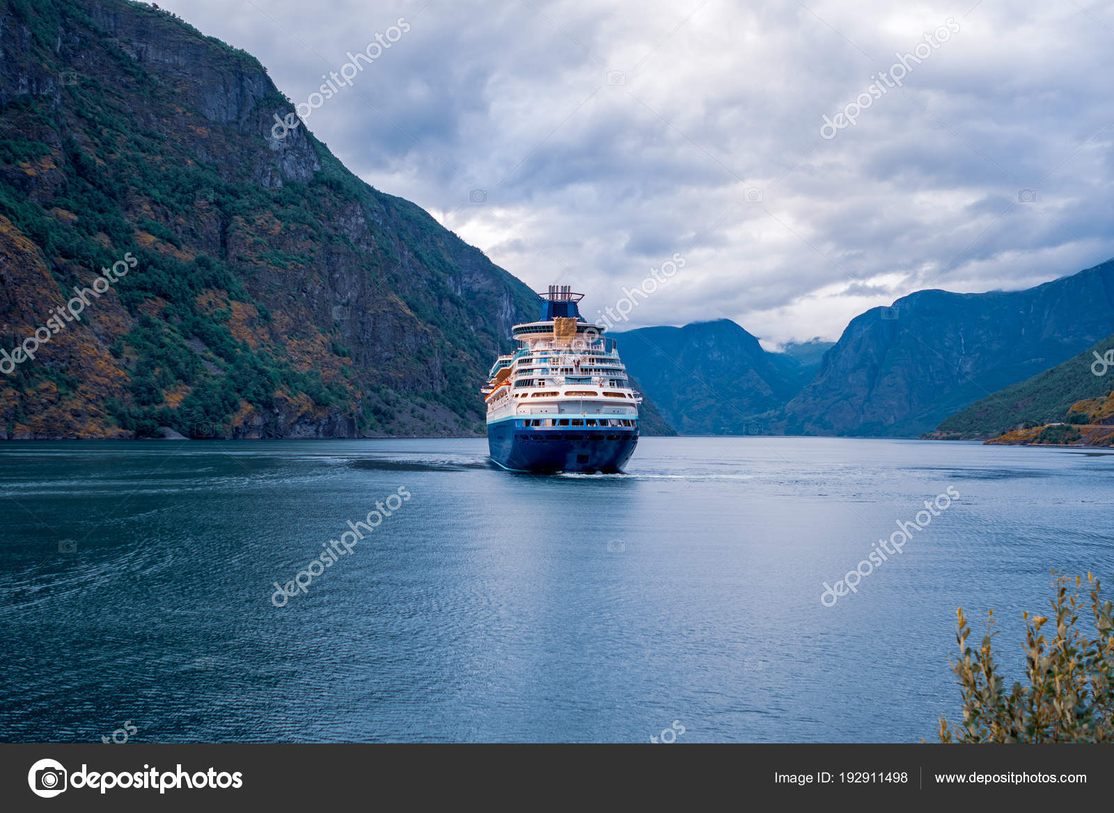 Cruise Liners On Hardanger fjorden — Stock Photo © cookelma #192911498