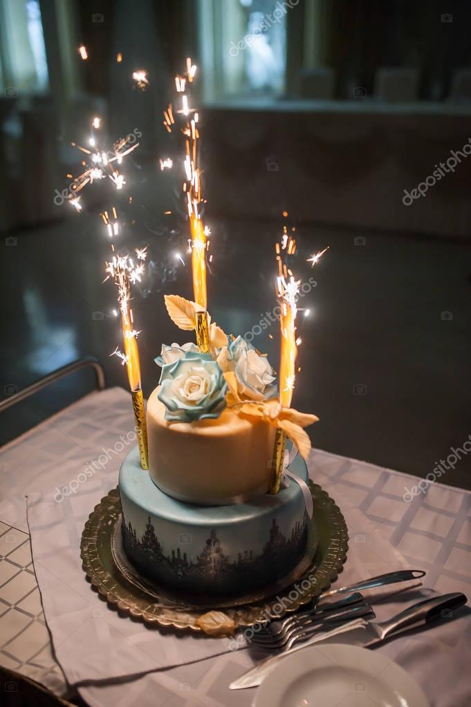 hermoso gran pastel de cumpleaños y boda 2024