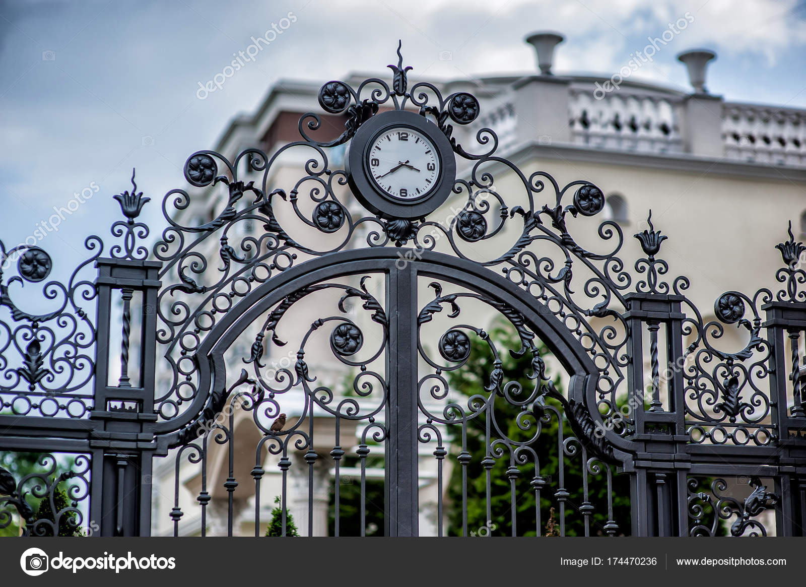 Iron forged large gate Stock Photo by ©kiriak09 174470236