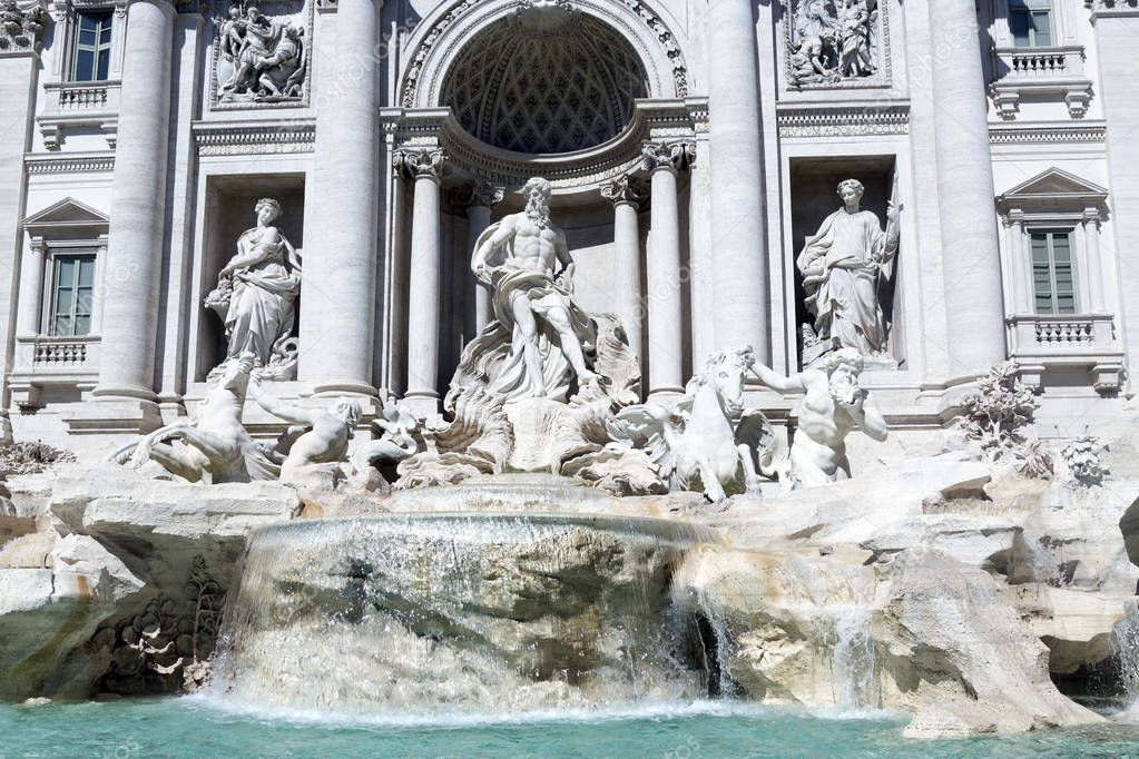 Fontana di Trevi es una fuente en el distrito de Trevi en Roma ...