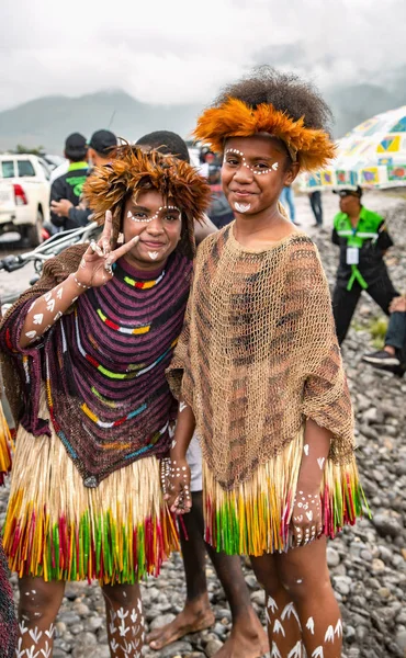 INDONESIA, PAPUA NUEVA GUINEA, WAMENA, IRIAN JAYA, 20 AGOSTO 2018: Dos ...