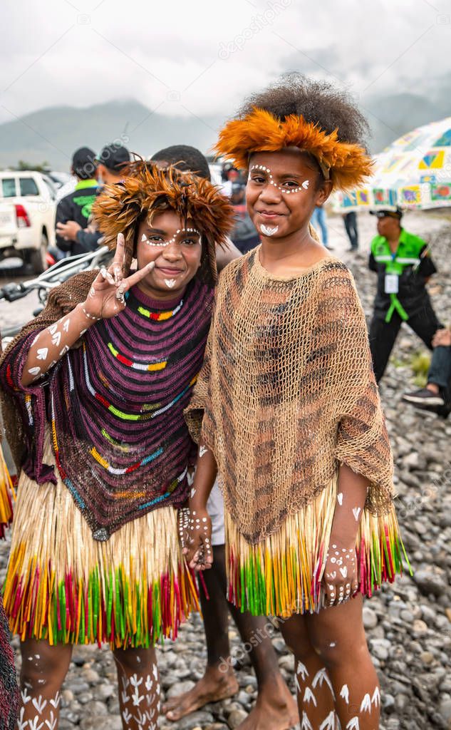 INDONESIA, PAPUA NUEVA GUINEA, WAMENA, IRIAN JAYA, 20 AGOSTO 2018: Dos ...