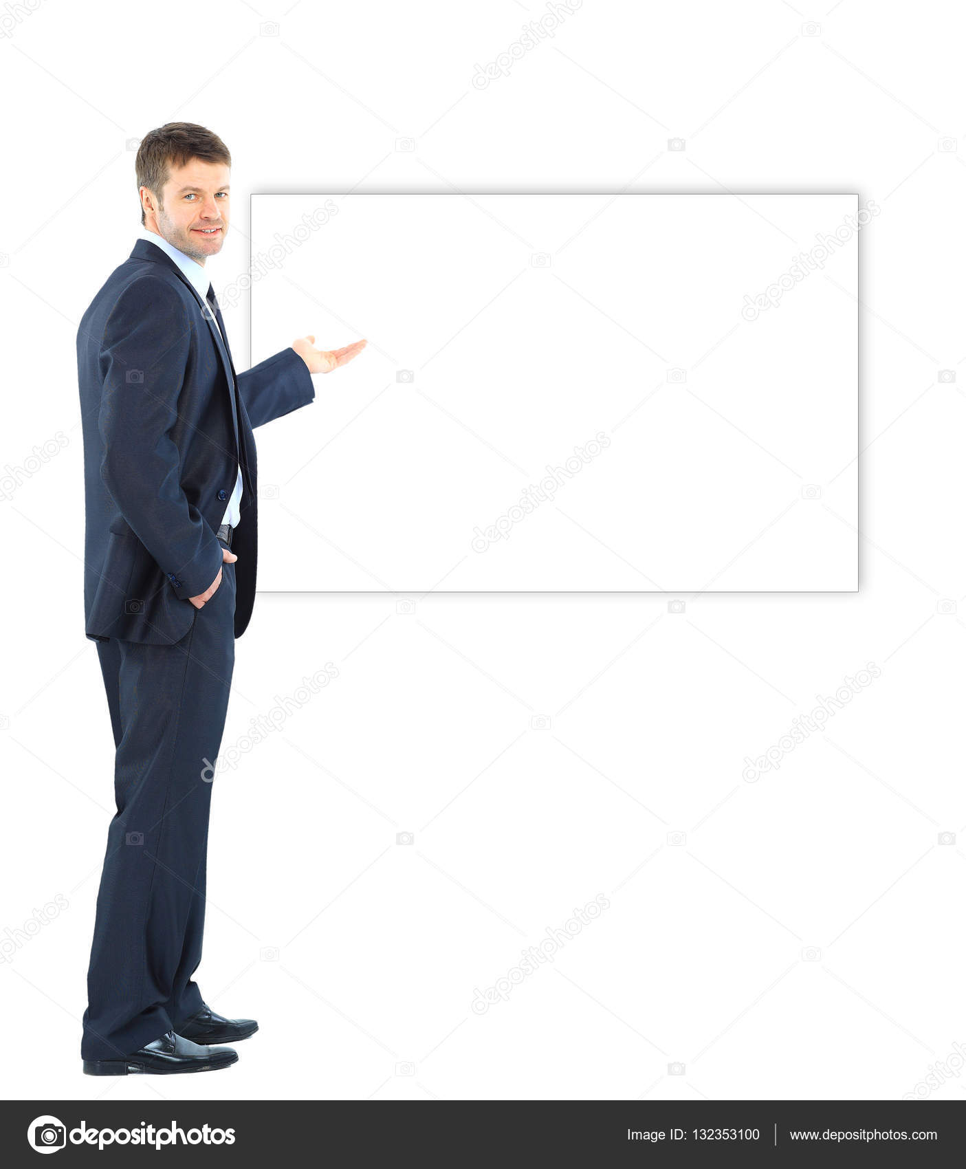 Hombre de negocios feliz presentando y mostrando con espacio de copia ...