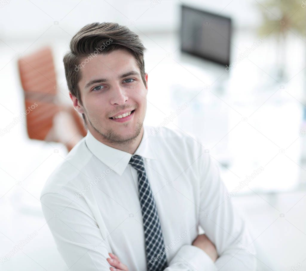 empleado exitoso en un escritorio 2024