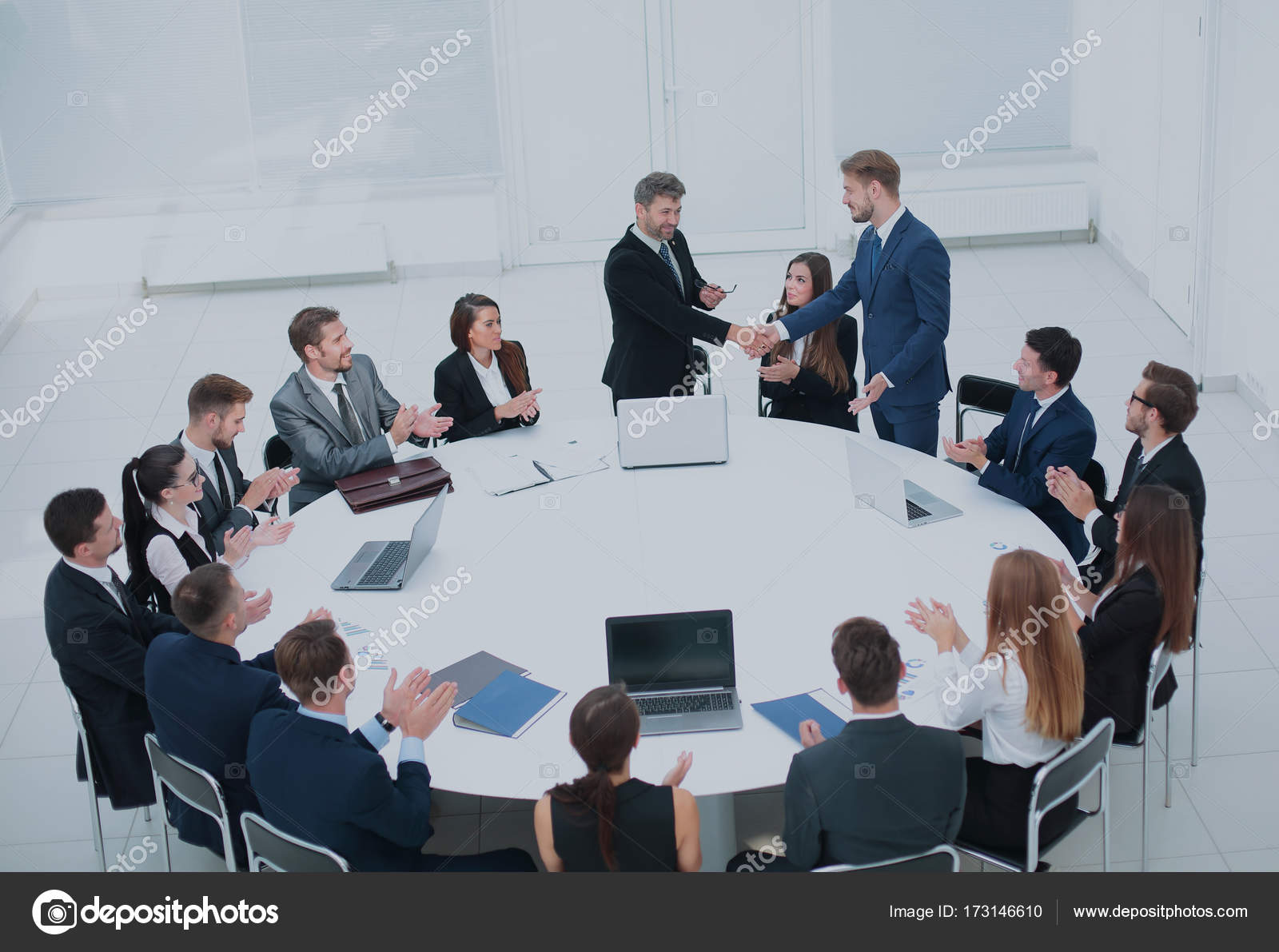 Dense la mano después de negociaciones exitosas. Mesa redonda ...