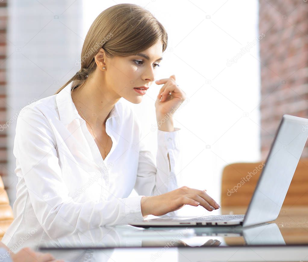 asistente femenina trabajando en el ordenador portátil en la oficina. 2023