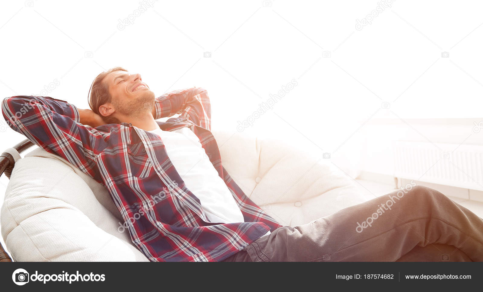 Hombre moderno está descansando sentado en una silla cómoda grande ...