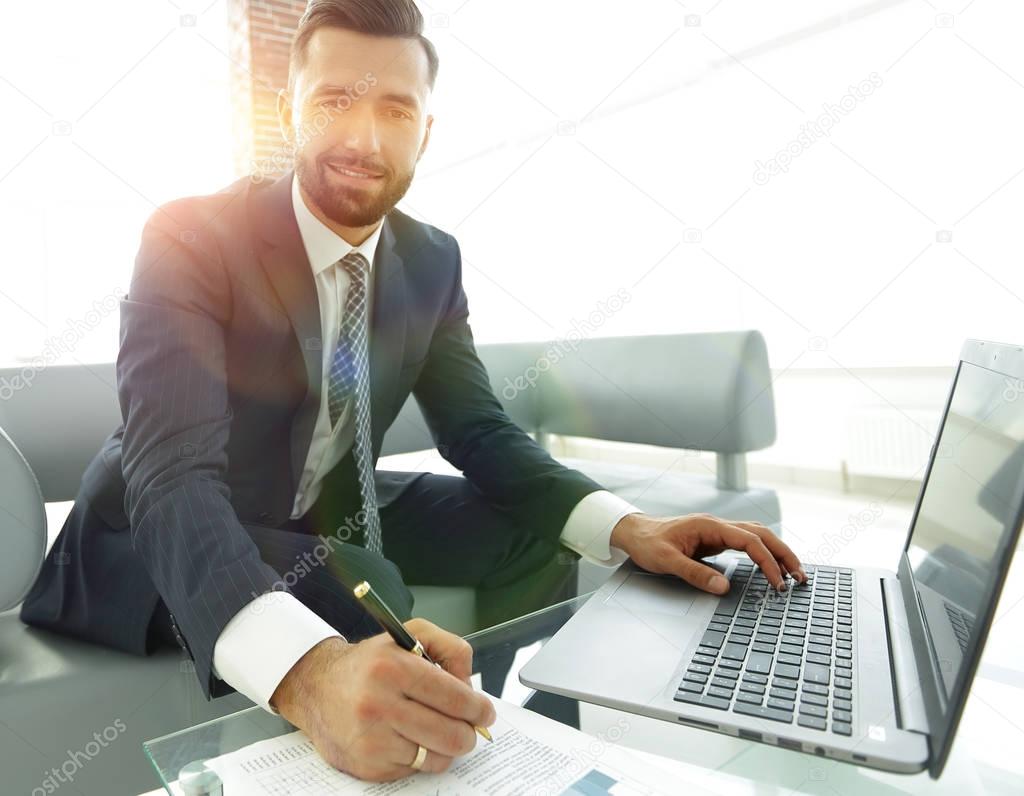 gerente de finanzas que trabaja con gráficos de negocios en una ...