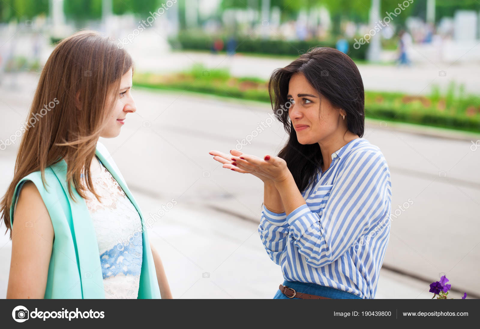 Duas jovens conversando umas com as outras fotos, imagens de © arkusha ...